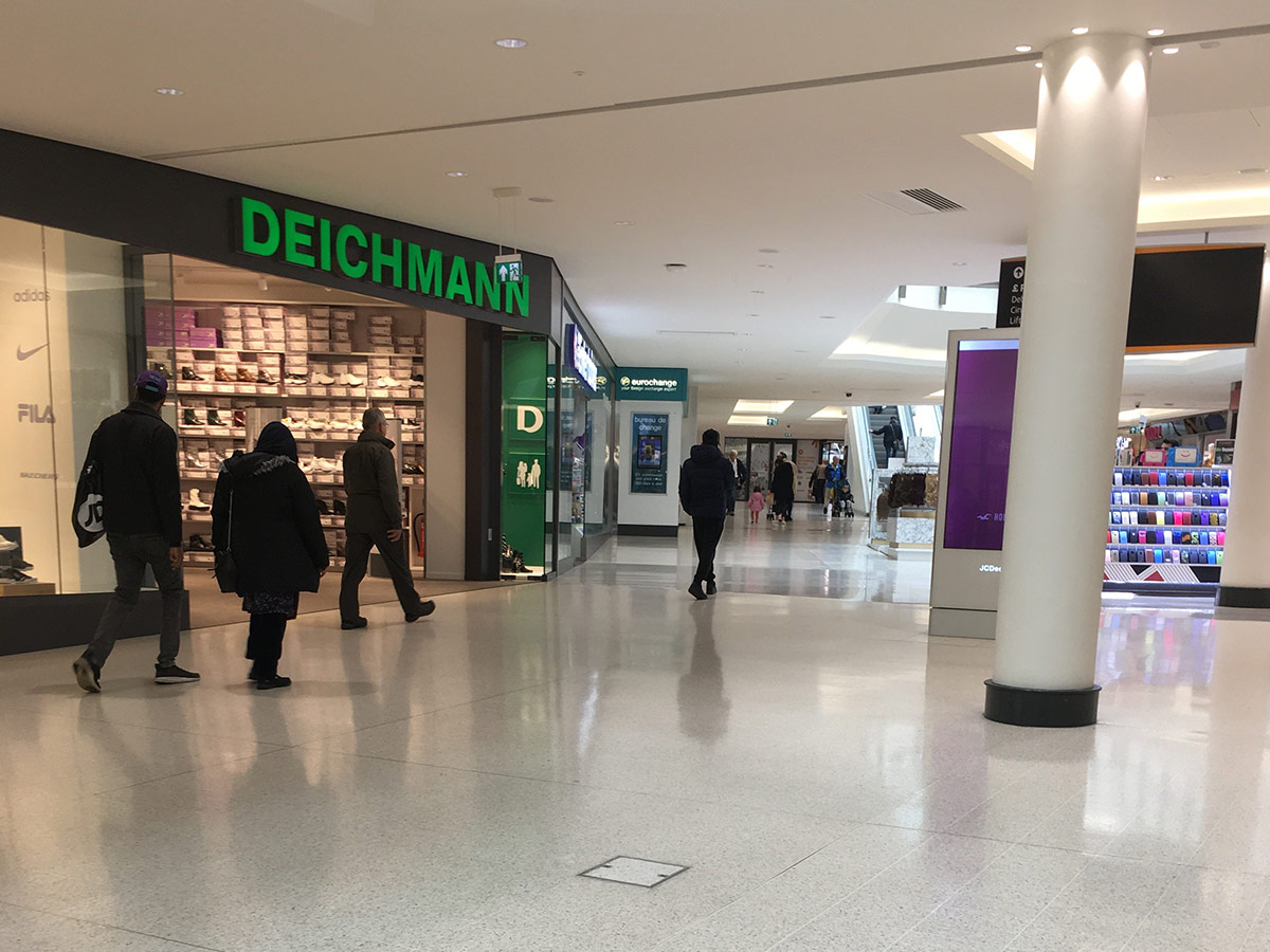 Book Pop-up Retail Space at atria Watford (Harlequin) - SpaceandPeople